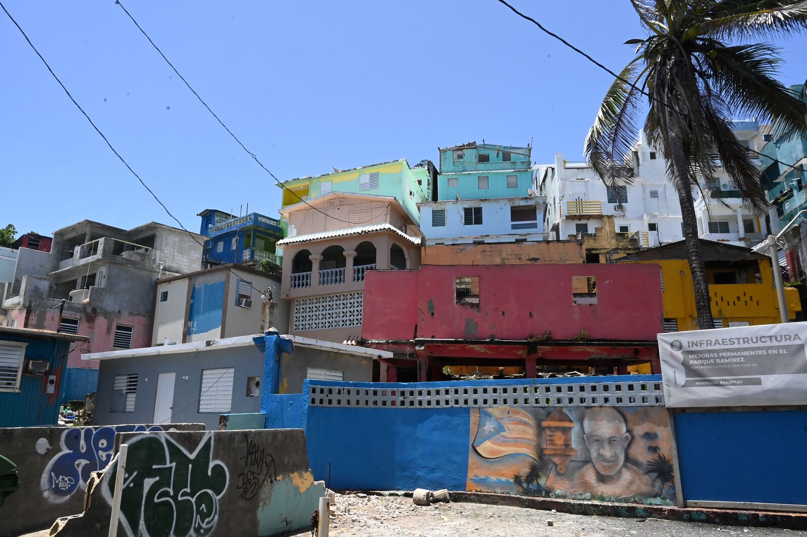 La Perla se llena de color con el inicio de la residencia de Bad Bunny ...