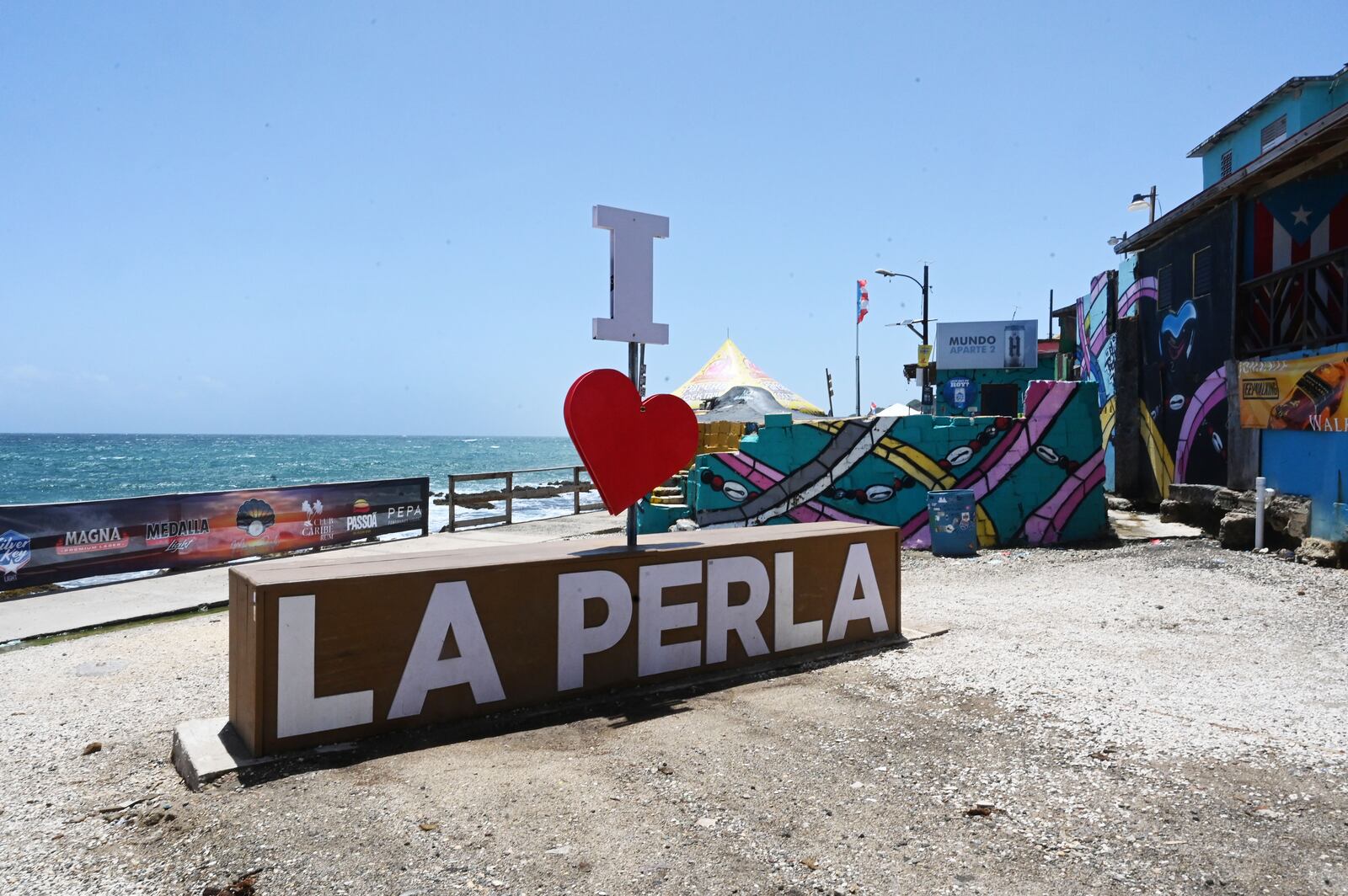 La Perla se llena de color con el inicio de la residencia de Bad Bunny ...