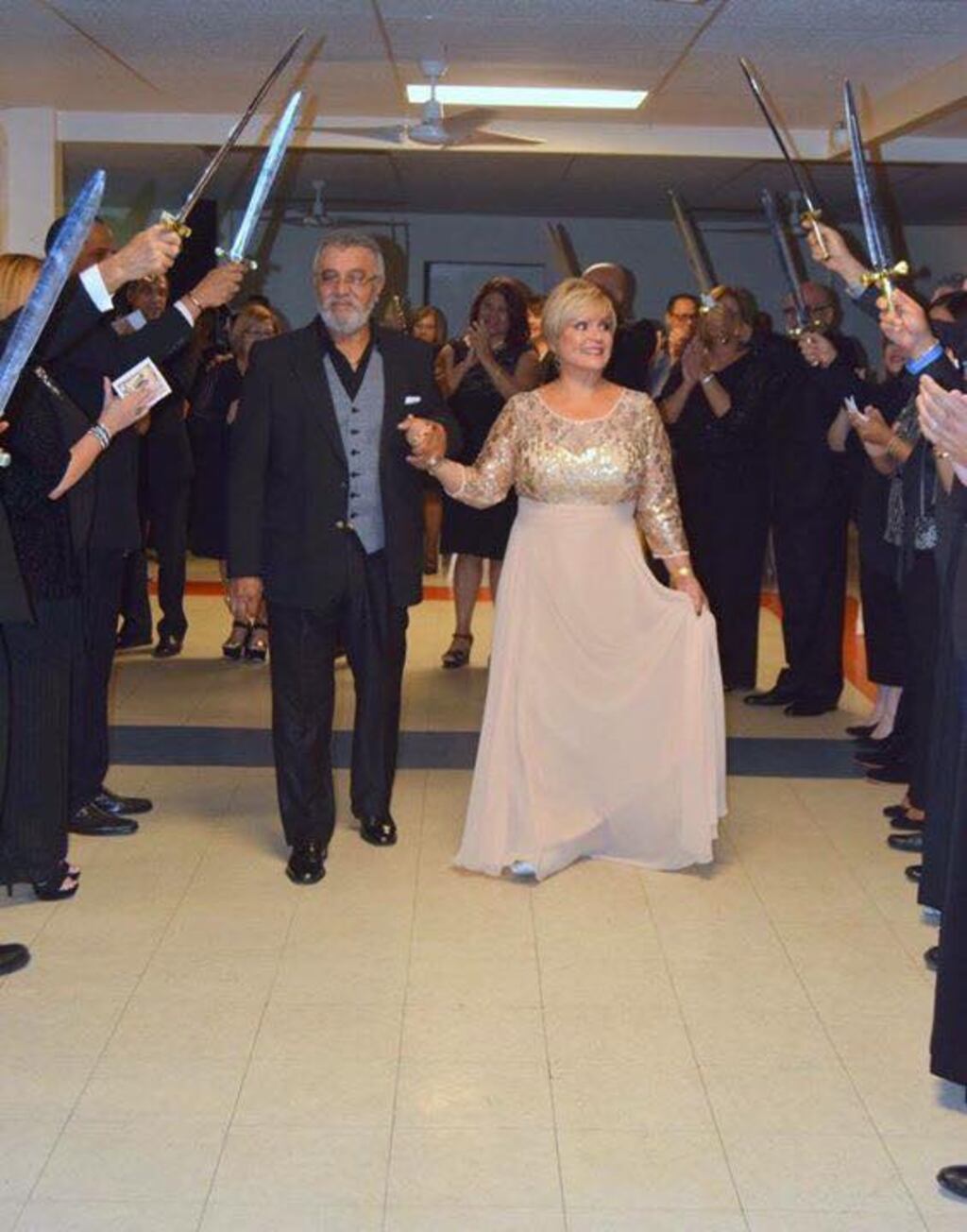 Apóstol Wanda Rolón explica su corona de quinceañero – El Calce