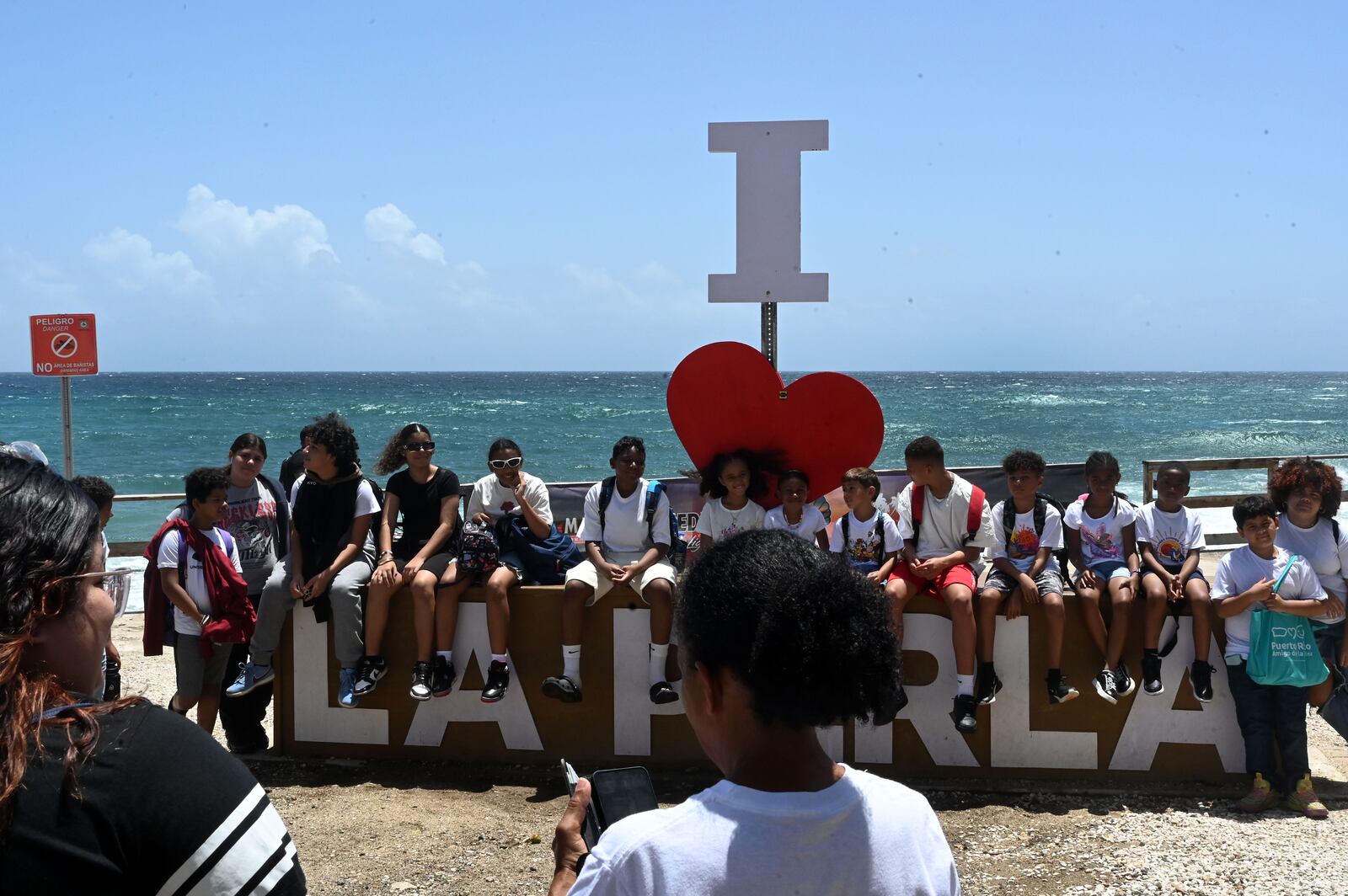 La Perla se llena de color con el inicio de la residencia de Bad Bunny ...